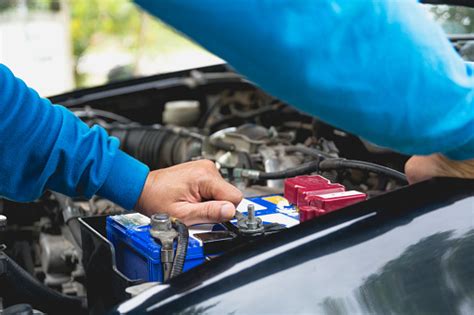 자동차의 엔진을 검사 하는 기술자의 손입니다 자동차 엔진 검사 자동 기계공입니다 유지 보수 확인 차입니다 검사 보기에 대한 스톡 사진 및 기타 이미지 Istock