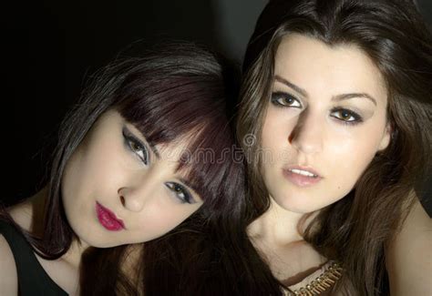 Deux Belles Jeunes Femmes Sensuelles De Charme Se Tenant Ensemble Plus