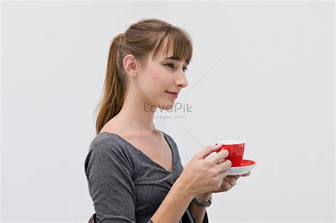 커피를 마시는 여자 사진 무료 다운로드 Lovepik