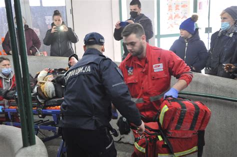 Obrušio se plafon pijace Stari Merkator na Novom Beogradu Ima povređenih FOTO VIDEO Vesti