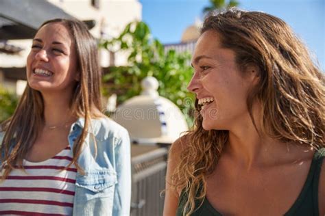 Deux Jeunes Filles Riant Et Plaisantant Photo Stock Image Du Sourire Mignon