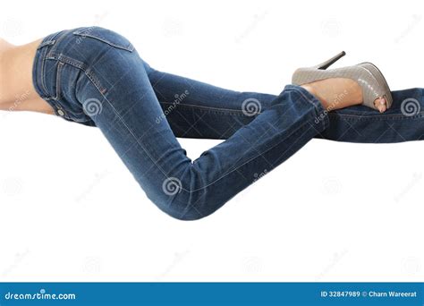 Wijfje Die Jeans Dragen Die En Op Witte Backgro Isoleert Stock