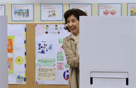 Силјановска Давкова со 182 илјади гласови разлика пред Пендаровски во првиот круг од изборите