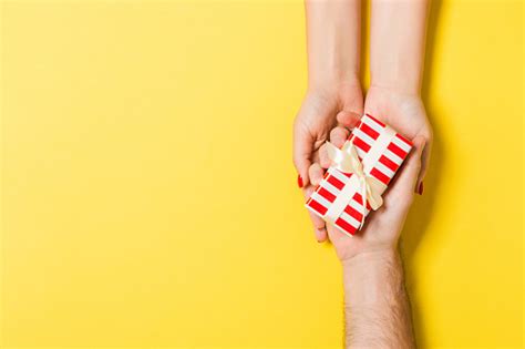 화려한 배경에 선물로 서로를 축하하는 남자와 여자의 상단보기 휴일 개념에 대한 놀라움 클로즈업 2명에 대한 스톡 사진 및 기타 이미지 Istock