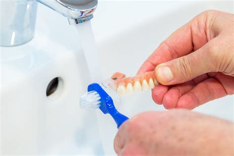 毎日の入れ歯のお手入れは？そのやり方であっていますか？ 下高井戸の歯科治療・予防歯科｜徒歩3分