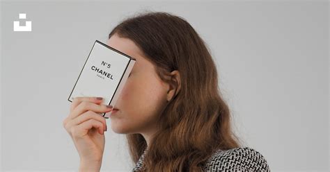 명함을 얼굴에 대고 있는 여자 사진 Unsplash의 무료 프랑크 라이히 이미지