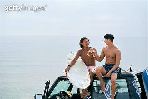 여행 서핑 서핑보드 수중스포츠장비 여름 바다 해변 휴가 여가 주제 즐거움 컨셉 함께함 컨셉 이미지