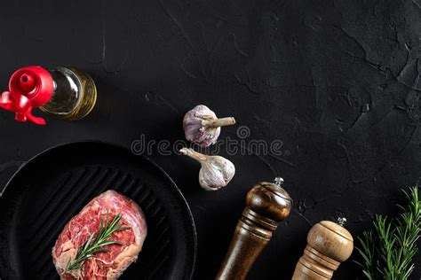 Verse Ruwe Lapjes Vlees Met Kruiden Knoflook Olijfolie Peper Zout