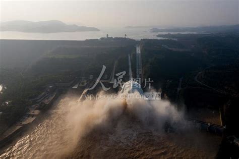 河南济源：小浪底水库大流量泄洪 人民图片网