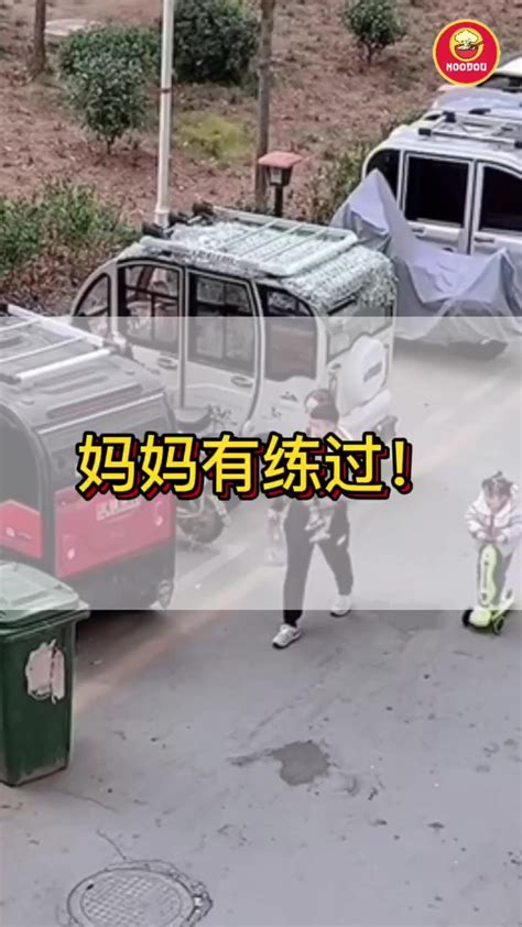 妈妈有练过！💪 【妈妈有练过！💪】 妈妈一手抱娃一手扔垃圾，上演“抛垃圾”绝活，动作丝滑流畅！ 视频摘自于抖音安妮吖 By Noodou