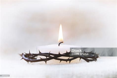 십자가에 예수 그리스도의 고통을 상징 하는 가시와 빛나는 촛불의 왕관 사순절 종교적 축하 의식에 대한 스톡 사진 및 기타 이미지 사순절 종교적 축하 의식 배경 주제