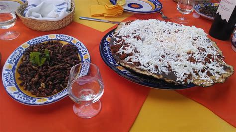 Tlayuda Y Chapulines Acompañados De Un Delicioso Mezcal 8 Víboras