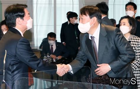 머니s포토 한자리에 만난 野 대권 윤석열과 안철수 후보 머니s