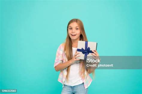 생일 위시리스트 행복과 기쁨 생일 컨셉 즐거운 놀라움 소녀 아이는 생일 선물 상자를 개최합니다 모든 아이들은 그런 놀라움에 대해