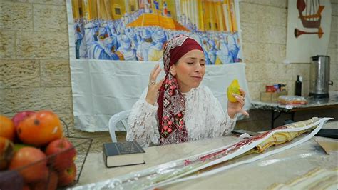 פתיחת הלב לחג סוכות עם הרבנית רחל בזק מסוכתו של הרב מרדכי אליהו זצל Youtube