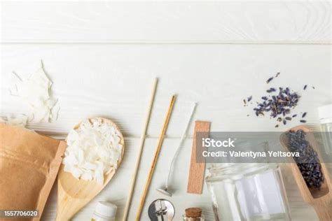 수제 양초 만들기 배경에 심지 콩 왁스 향수가 있는 유리병 Hobbydecor 요소입니다 텍스트를 위한 위치입니다 복사할 장소