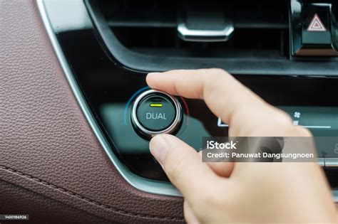 여자는 도로에서 차를 운전하는 동안 흐르는 공기 차 안쪽에 에어컨 냉각 시스템을 온도 조절 조정 온도 및 수송 개념 건강한 생활방식에 대한 스톡 사진 및 기타 이미지