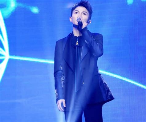 周深在蒙面唱将 周深蒙面唱将所有歌曲 七乐剧
