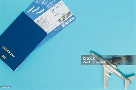 비행기와 여권 티켓 파란색 배경에 비행기의 모델과 달러 텍스트의 공간을 복사 합니다 0명에 대한 스톡 사진 및 기타 이미지 0명 공항 관광 Istock