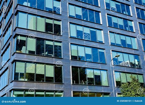 Fachada De Edificio De Oficinas Con Ventanas Imagen De Archivo Imagen
