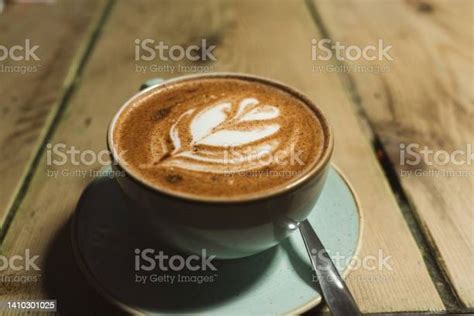 나무 테이블에 접시와 숟가락으로 컵 잎 그림이있는 커피 또는 카푸치노 0명에 대한 스톡 사진 및 기타 이미지 0명 갈색