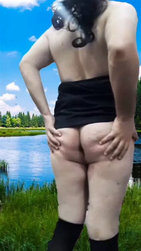 자연의 크로스드레서 호숫가 섹시한 옷을 입은 펨보이 xHamster