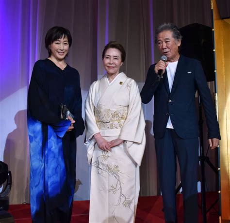 ステージで俳優の西岡徳馬さん（右）と高島礼子さん（左）にお祝いされる藤堂和子さん（写真はいずれも3日夕、東京） 「中洲の女帝」が東京で2千
