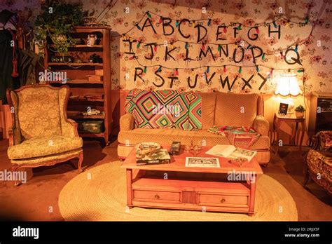 Milan Italie 08 17 2023 Stranger Things Série Films Salon Intérieur Maison Avec Alphabet