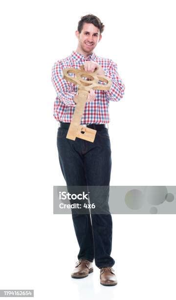 전체 길이 1 인 전면 2029 세 성인 잘 생긴 사람들 백인 젊은 남자 남성 서 있는 깅엄 청바지 를 입고 웃고 행복 쾌활 하 고 키를 들고 도시 키 골격 키 성공 잠금