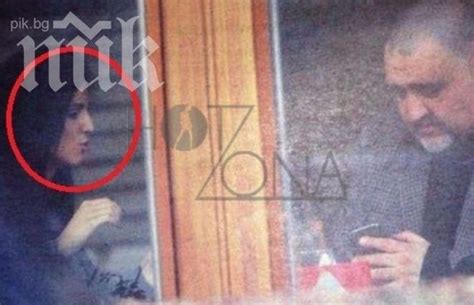 Еротика Павел Чернев щракнат с младо гадже в леглото Мацката позира чисто гола снимки 18