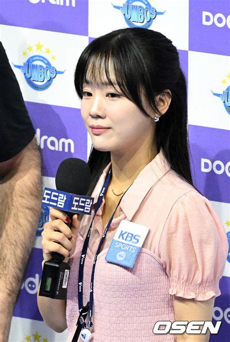 인터뷰 하는 오효주 아나운서