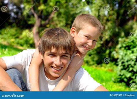 Gelukkige Broers Stock Foto Image Of Gras Familie Jongen 18587476