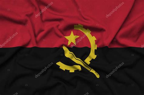 Bandera De Angola Se Representa En Un Tejido De Tela Deportiva Con Muchos Pliegues Equipo