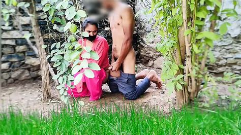 स्कूल सहपाठी की उसके प्रेमी द्वारा घर के बाहर चुदाई देसी लंड चुसाई