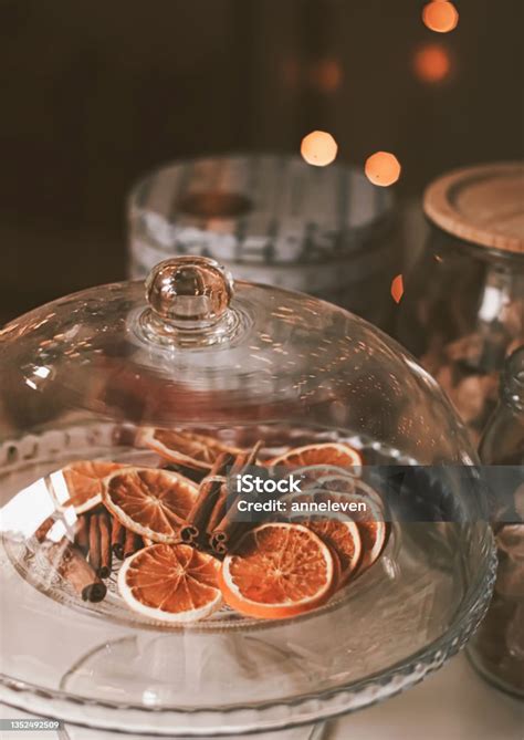 크리스마스 베이킹 및 요리 조리법 개념 겨울 방학 동안 집에서 부엌에서 전통적인 수제 진저 브레드 남자 비스킷의 식품 재료 및 준비 과정 개념에 대한 스톡 사진 및 기타