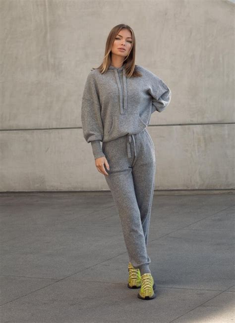 Anna Casey Embracing Bold Fashionista Ideas K4 Fashion