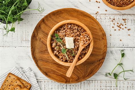 오래된 흰색 나무 배경에 파슬리 잎과 버터와 그릇에 메밀 죽 수제 음식 건강한 식단을 위한 글루텐 프리 고대 곡물 맨 위 보기입니다 공간을 복사합니다 0명에 대한 스톡 사진