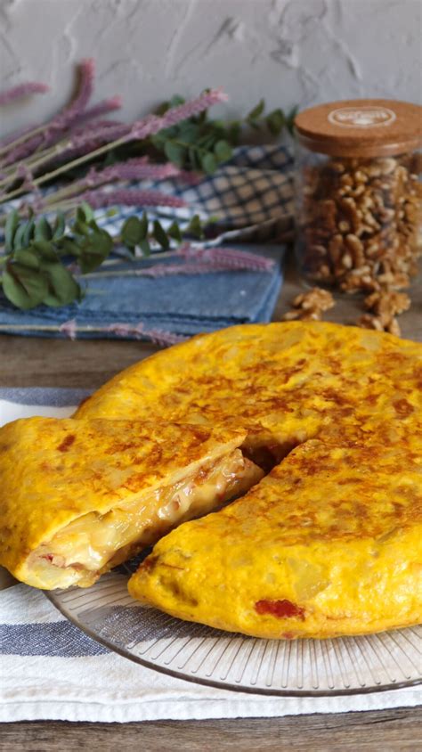 Tortilla Rellena De Jamón Y Queso Con Nueces De California