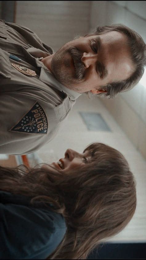 Eleven And Hopper Stranger Things 2 Fotos Elenco De Stranger