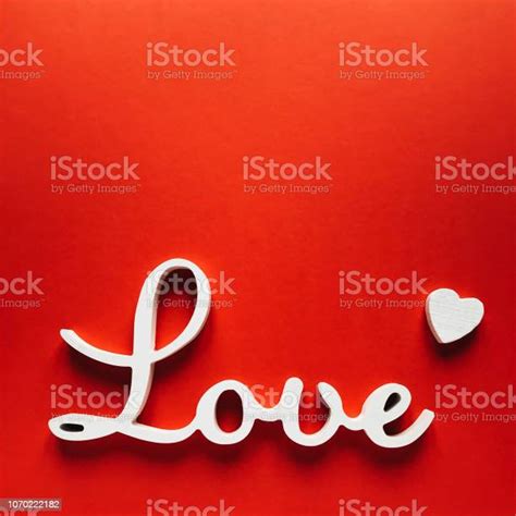 어머니의 날입니다 발렌타인의 하루입니다 기호를 사랑 해요 레드는 발렌타인 발렌타인 데이 대 한 빨간색 색종이입니다 마음 사랑 기호입니다 반짝이 하트 2월에 대한 스톡 사진