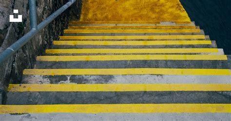 수역 옆에 노란색으로 칠해진 계단이있는 계단 세트 사진 Unsplash의 무료 포트스튜어트 이미지