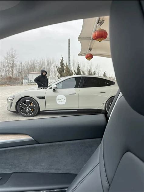 网友在高速服务区偶遇雷军：亲自试驾测试小米su7 快科技 科技改变未来