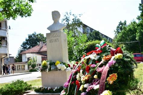 Откриха нов паметник на Васил Левски във Враца снимки