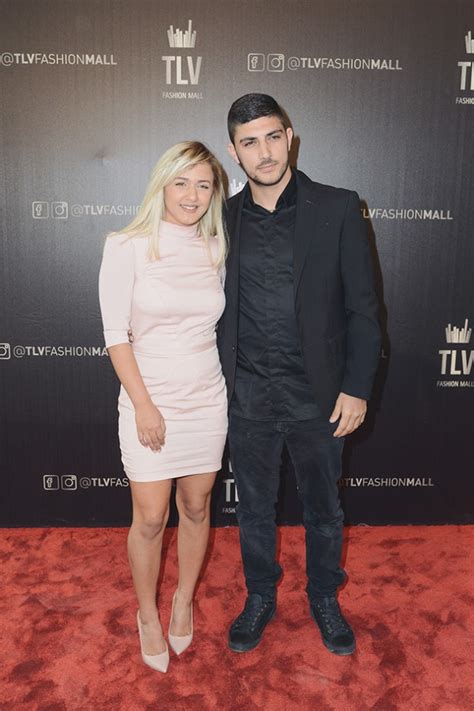 רחוק מוורוד הילדים של פלמינגו שרפו את המסלול Fashion Forward אופנה