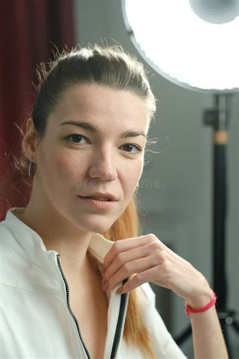 Retrato De Una Joven Linda Chica Con El Pelo Largo Y Rojo Foto De