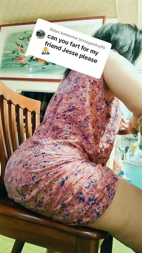 Asian Girl Farting 2 日本語で
