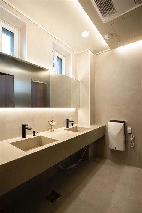 화이트and우드톤의 190평 대형 카페 화장실 인테리어 사진