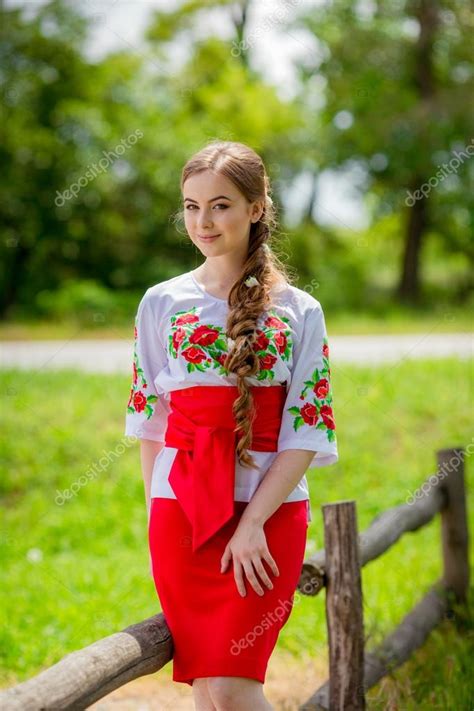 Украинская красивая девушка в национальной одежде на открытом воздухе