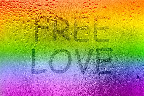 땀에 젖은 유리에 새겨진 비문 Free Love라는 단어는 무지개로 유리에 쓰여 있습니다 Lgbt 무지개 0명에 대한 스톡 사진