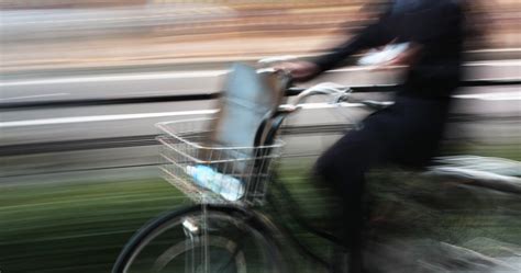 自転車「酒気帯び・スマホながら」運転に罰則検討、反則金納付を命じる“青切符”も視野 ニュース3面鏡 ダイヤモンド・オンライン